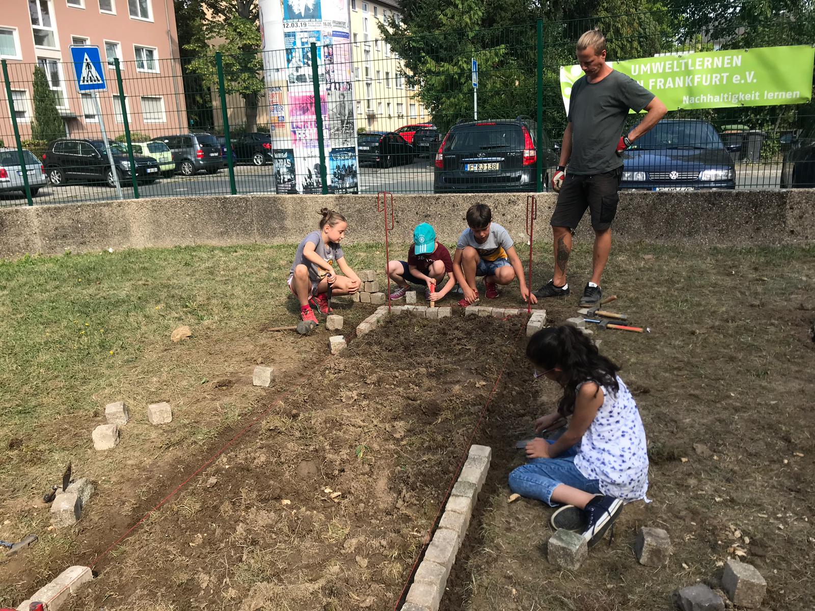 Das „Flächenbuffet“ – Tag 3 im neu zu gestaltenden Schulgarten ...
